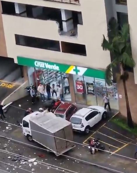 Automóvil cayó desde el parqueadero de un edificio ubicado en la ...